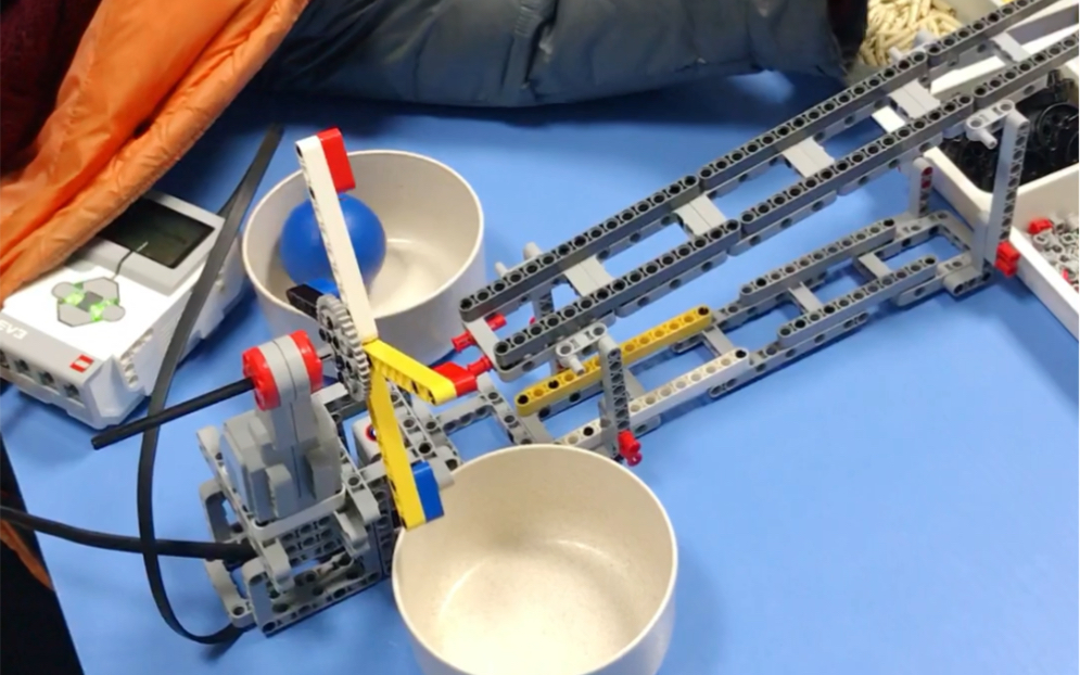 EV3红蓝球分拣机-学习切换颜色传感器测量颜色、电机模块指定度数_哔哩哔哩_bilibili