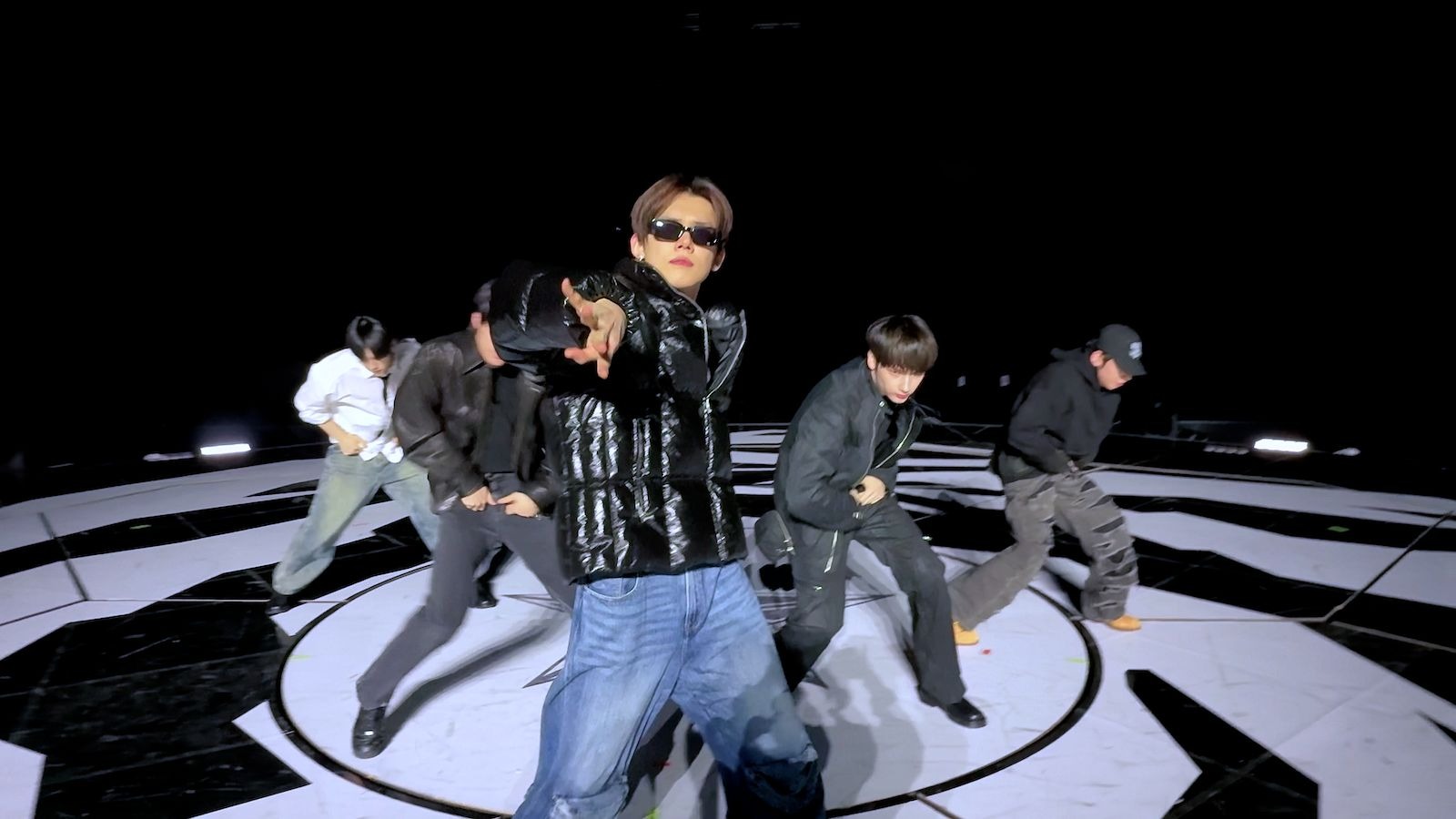 'Danger' Performance Video (raw ver.) | TXT (TOMORROW X TOGETHER)-TXT ...