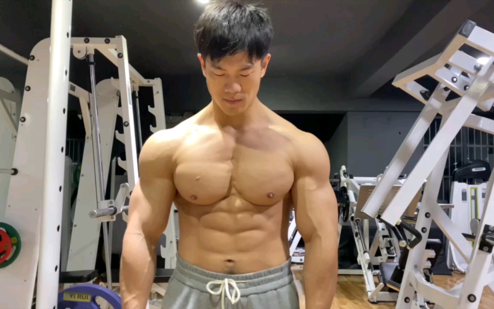 肌肉男从不遮遮掩掩，肌肉男完美肌肉展示_哔哩哔哩_bilibili