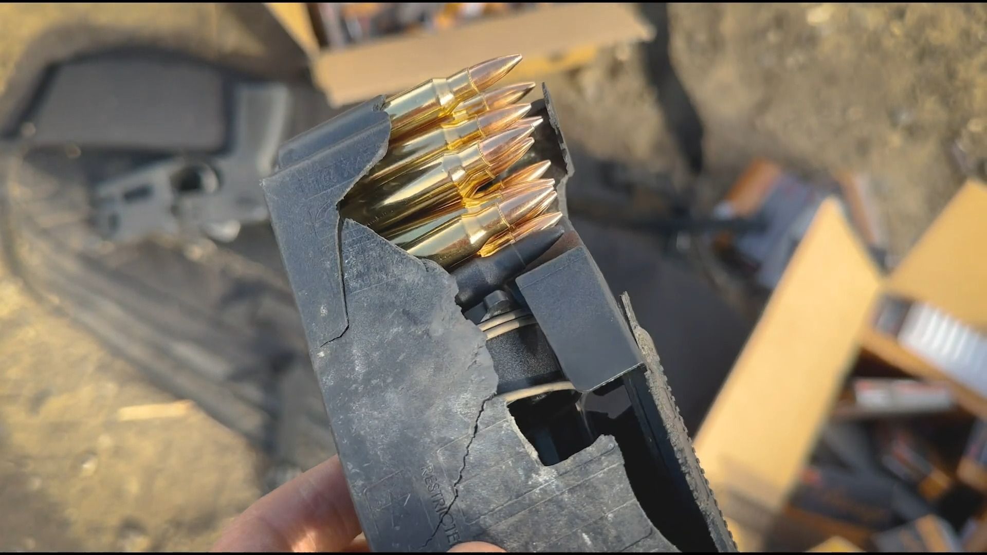 沙漠科技整活作品，给自己的QMAG-53弹匣打了两个洞，然后装上子弹看还能不能正常运行 - 视频下载 Video Downloader