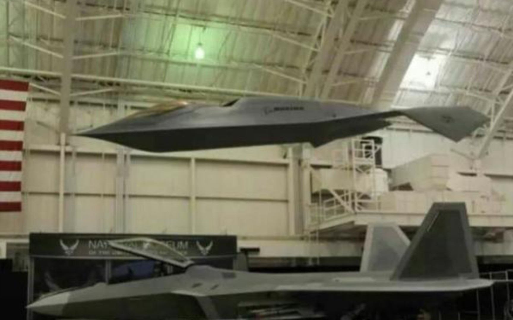 科幻感满满！YF-118G“捕食鸟”战斗机，迄今为止只对外展示一次就被封存！隐身性能超越F-22猛禽战斗机！_哔哩哔哩_bilibili