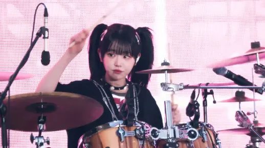 【QWERx姹】中字 | QWER 'ROLD杯前夜庆典' opening stage live Full ver——231126_哔哩哔哩_bilibili