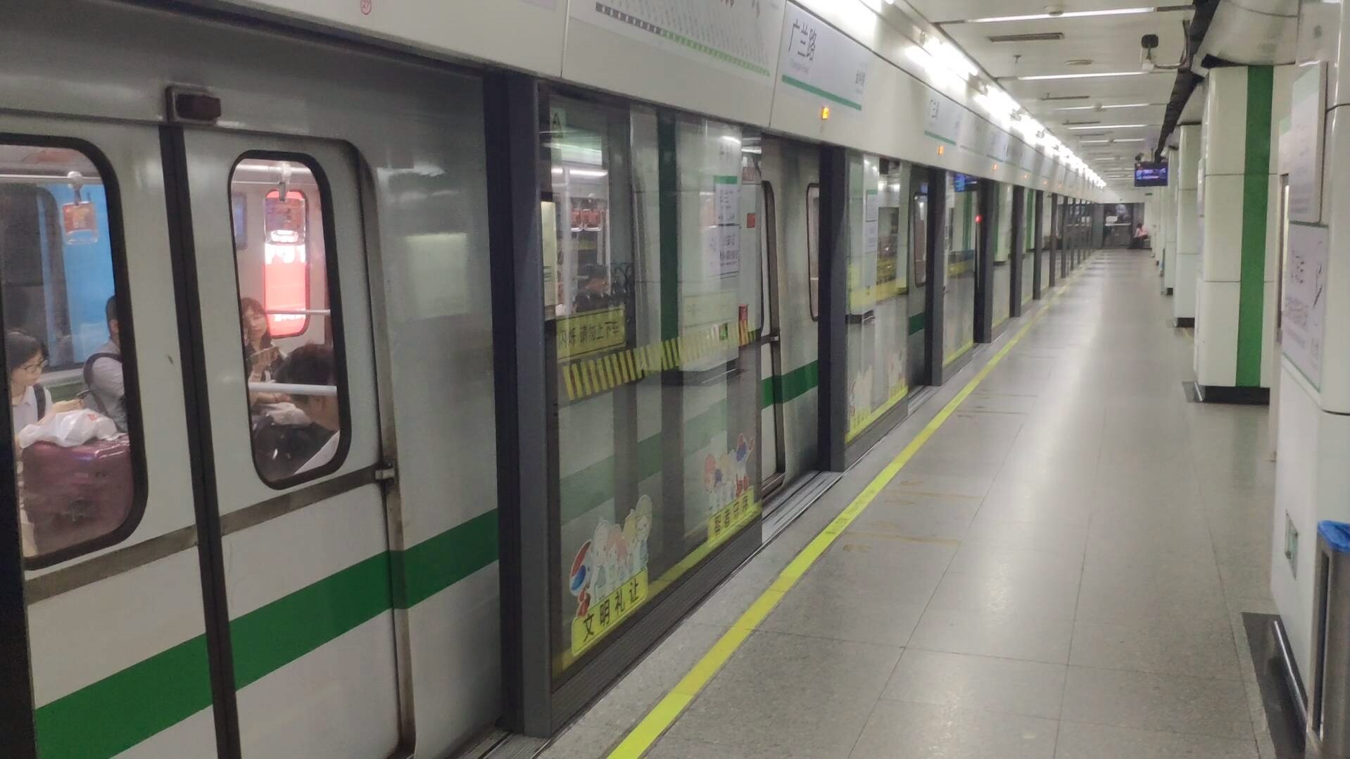 上海地铁2号线02A01型列车（西瓜）0213号车淞虹路方向离开广兰路站2号站台，02A01型列车（西瓜）0201号车浦东国际机场方向离开广兰 ...