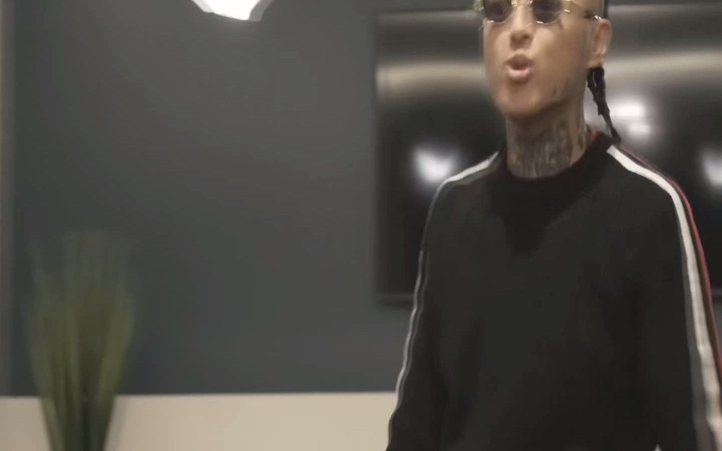 【下架狠货】在美国发展的藏族rapper？Dolla Bills-Young Lama ft. vten（Mv）_哔哩哔哩_bilibili