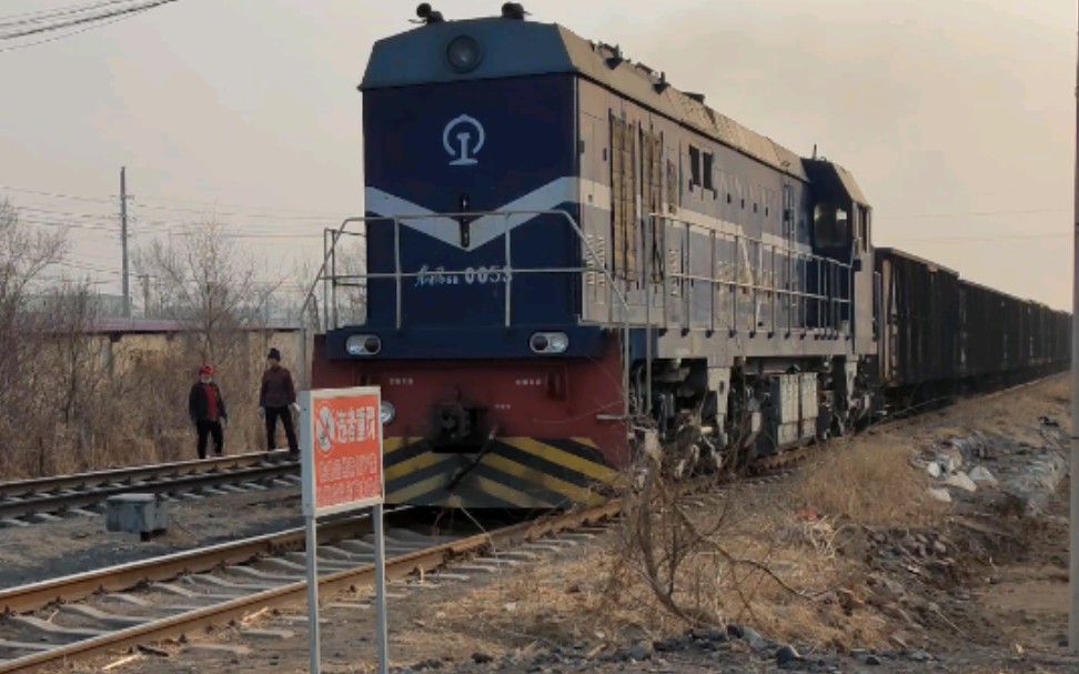 【2021.03/调兵山】铁能运输部DF5B-0053牵引国铁敞车通过工人大街道口_哔哩哔哩_bilibili