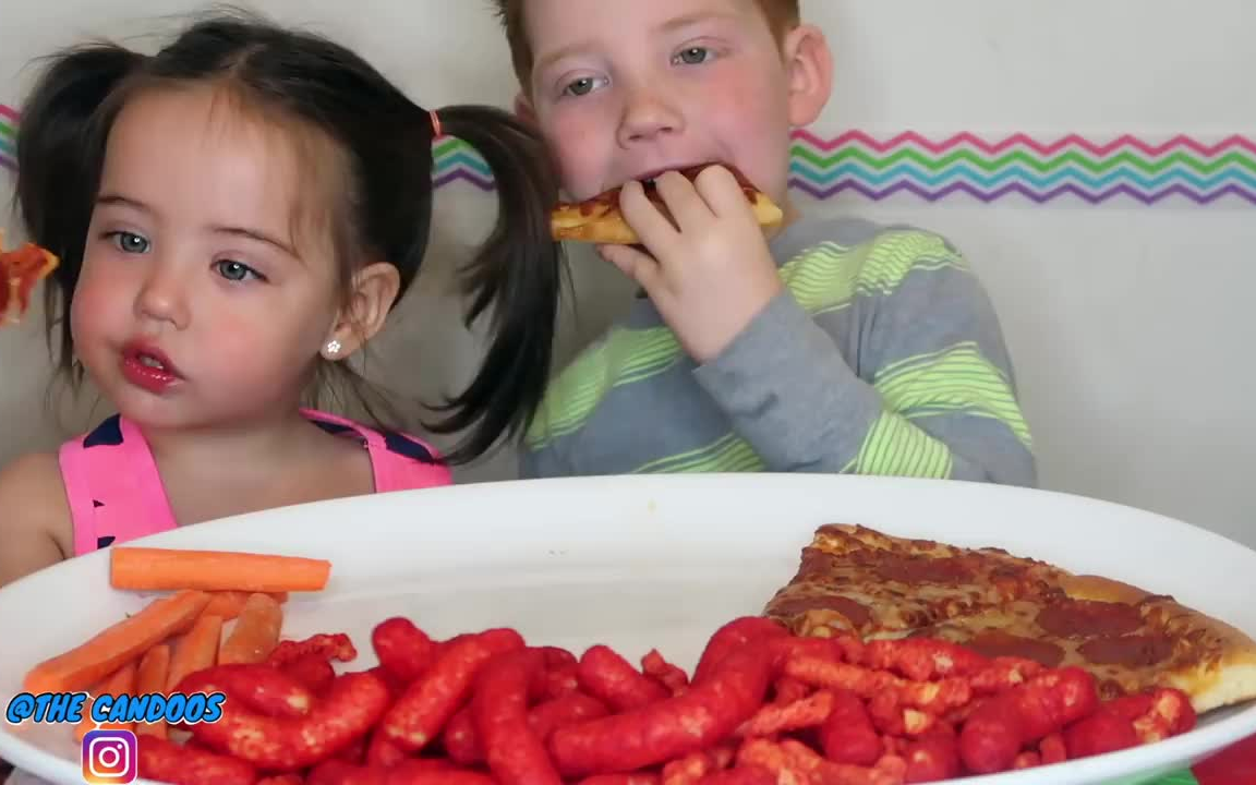 【EATING with the CANDOOS 天使小可爱吃播】--披萨和辣奇多_哔哩哔哩 (゜-゜)つロ 干杯~-bilibili