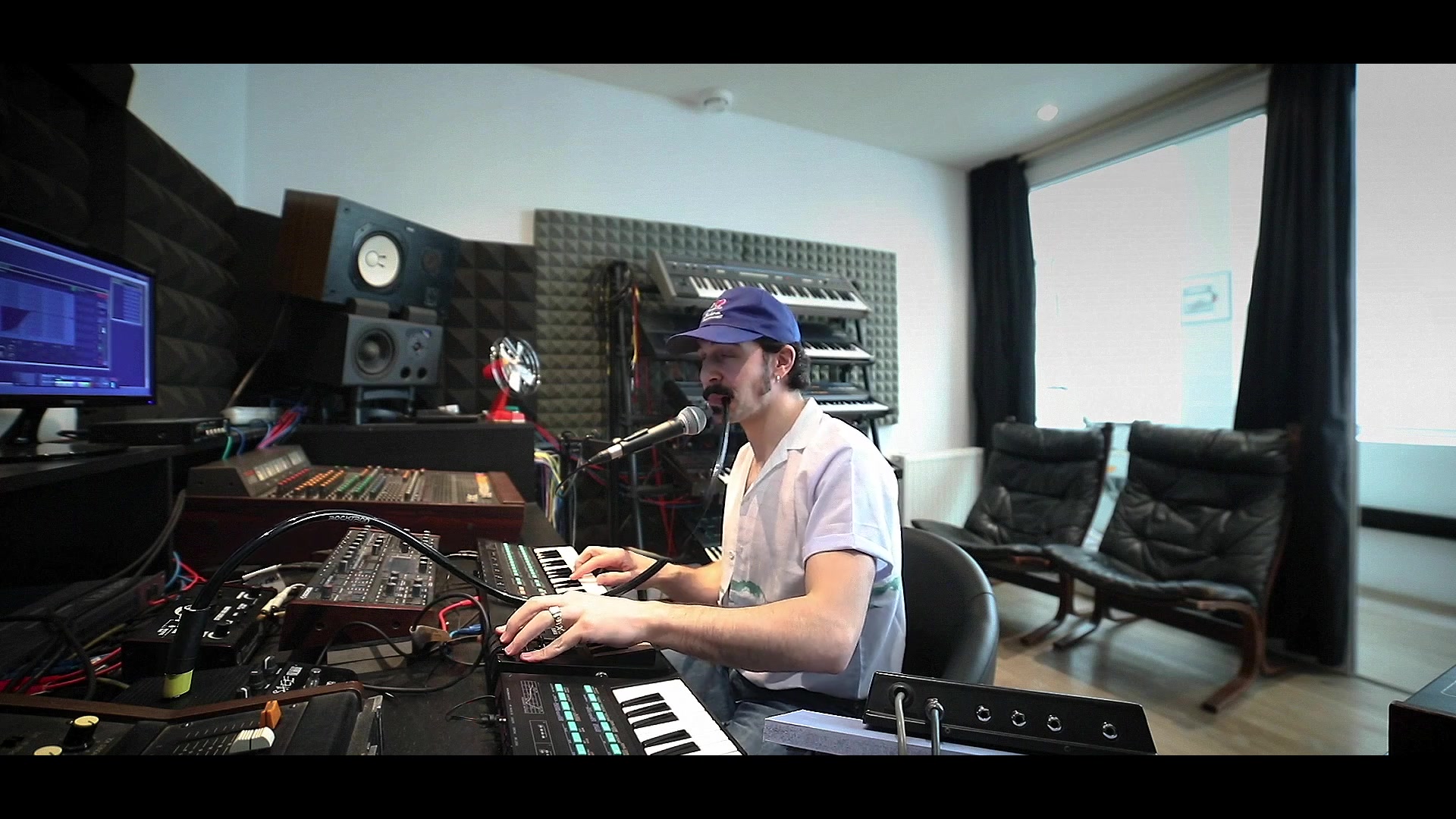 【分享】Dabeull在Studio里用各种鼓机、合成器演奏_哔哩哔哩_bilibili