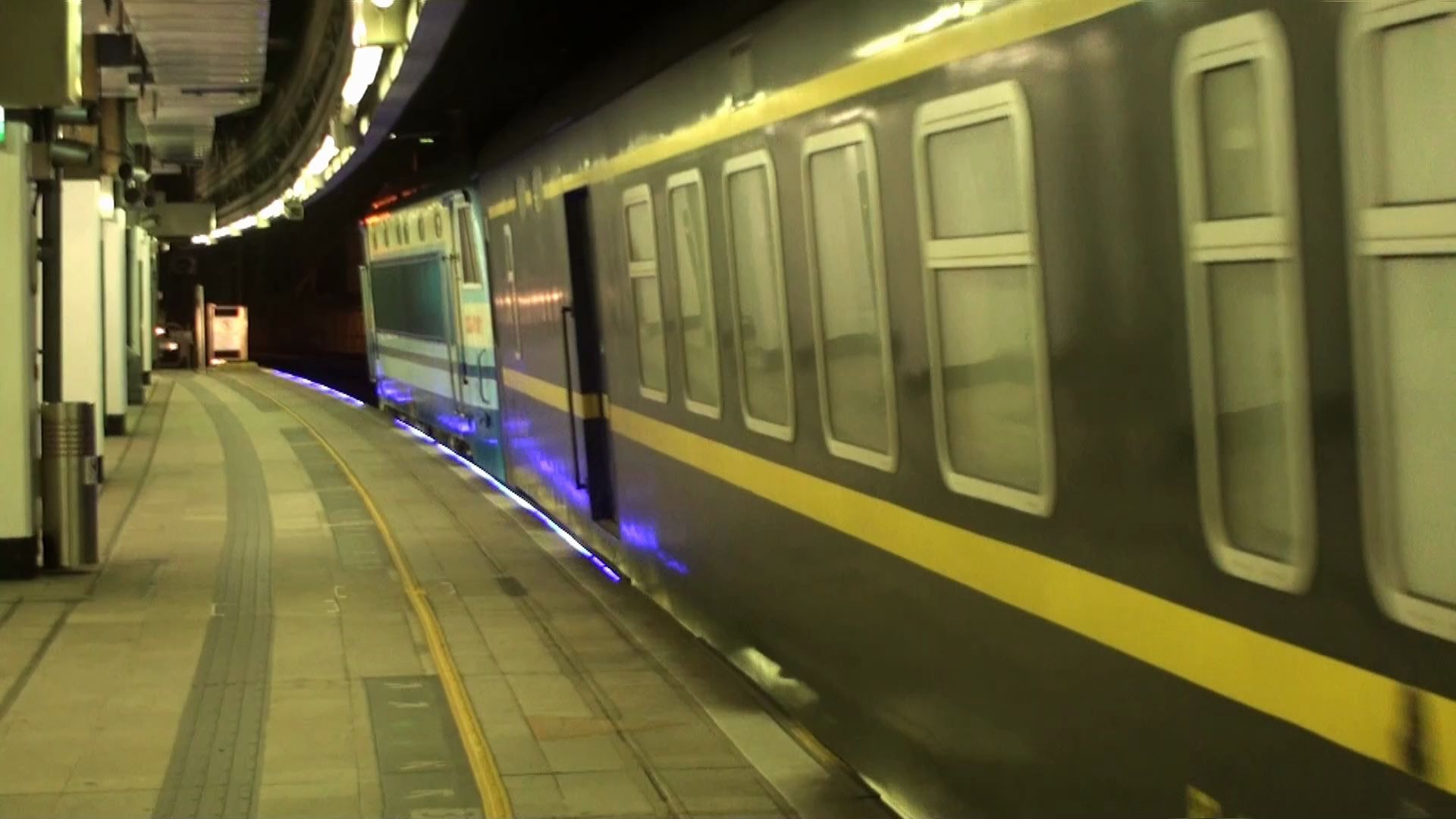 【GSRC】MLR及當日尾班廣九直通車(廣深鐵路公司之SS8-0181)駛經東鐵綫旺角東站【MTR】_哔哩哔哩_bilibili