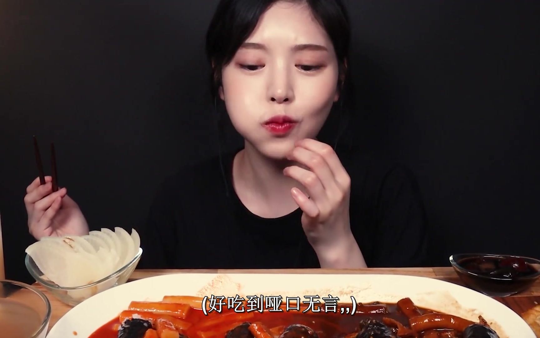 【Boki 中字】迷你紫菜包饭淋上香辣和炸酱炒年糕两种酱汁，太诱人了~-BOKI小姐姐-BOKI小姐姐-哔哩哔哩视频
