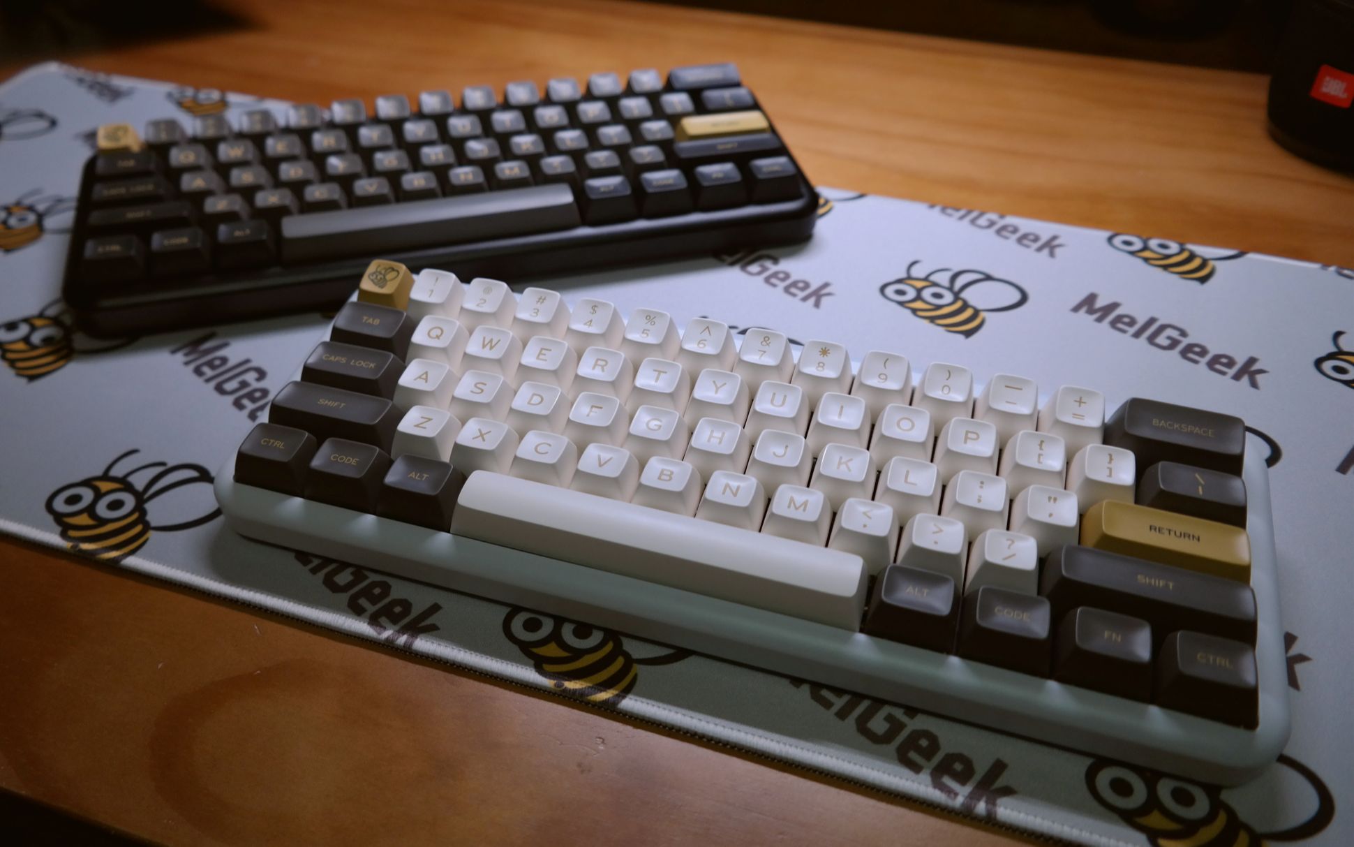 Melgeek Mojo60 打字音_铝定位板_碧玺蓝轴体_白微光键帽_哔哩哔哩_bilibili