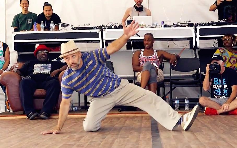 【用水滴声跳舞】48岁传奇德国Bboy Storm告诉你什么叫创意街舞表演！_哔哩哔哩_bilibili