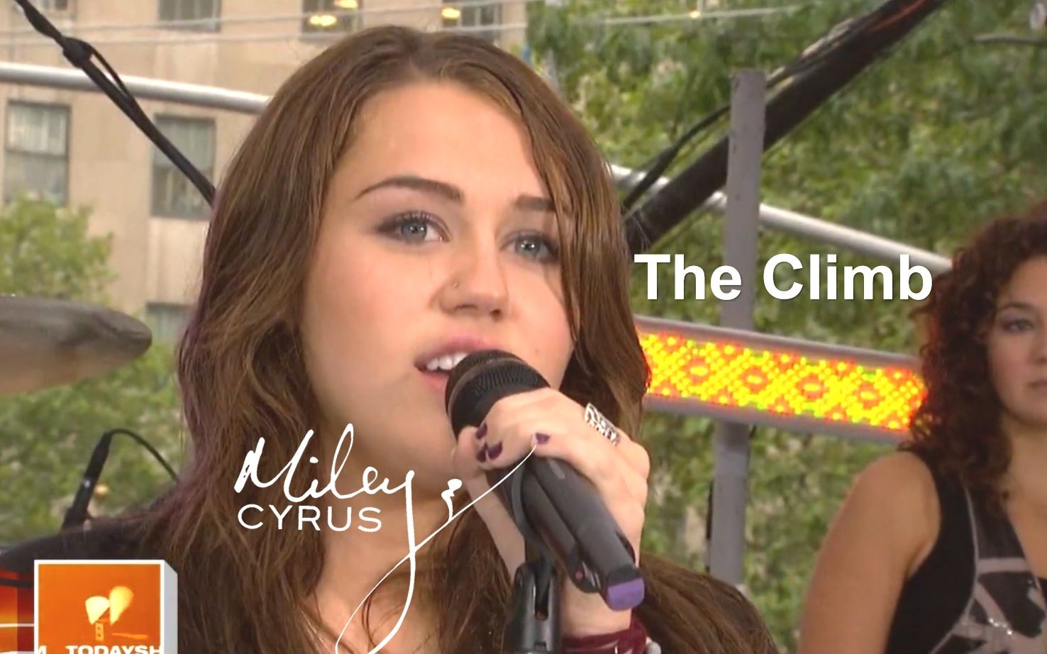 【汉娜蒙塔娜时期的麦莉】Miley Cyrus - The Climb (Live 2009.08.28 Today Show) - 视频下载 Video Downloader