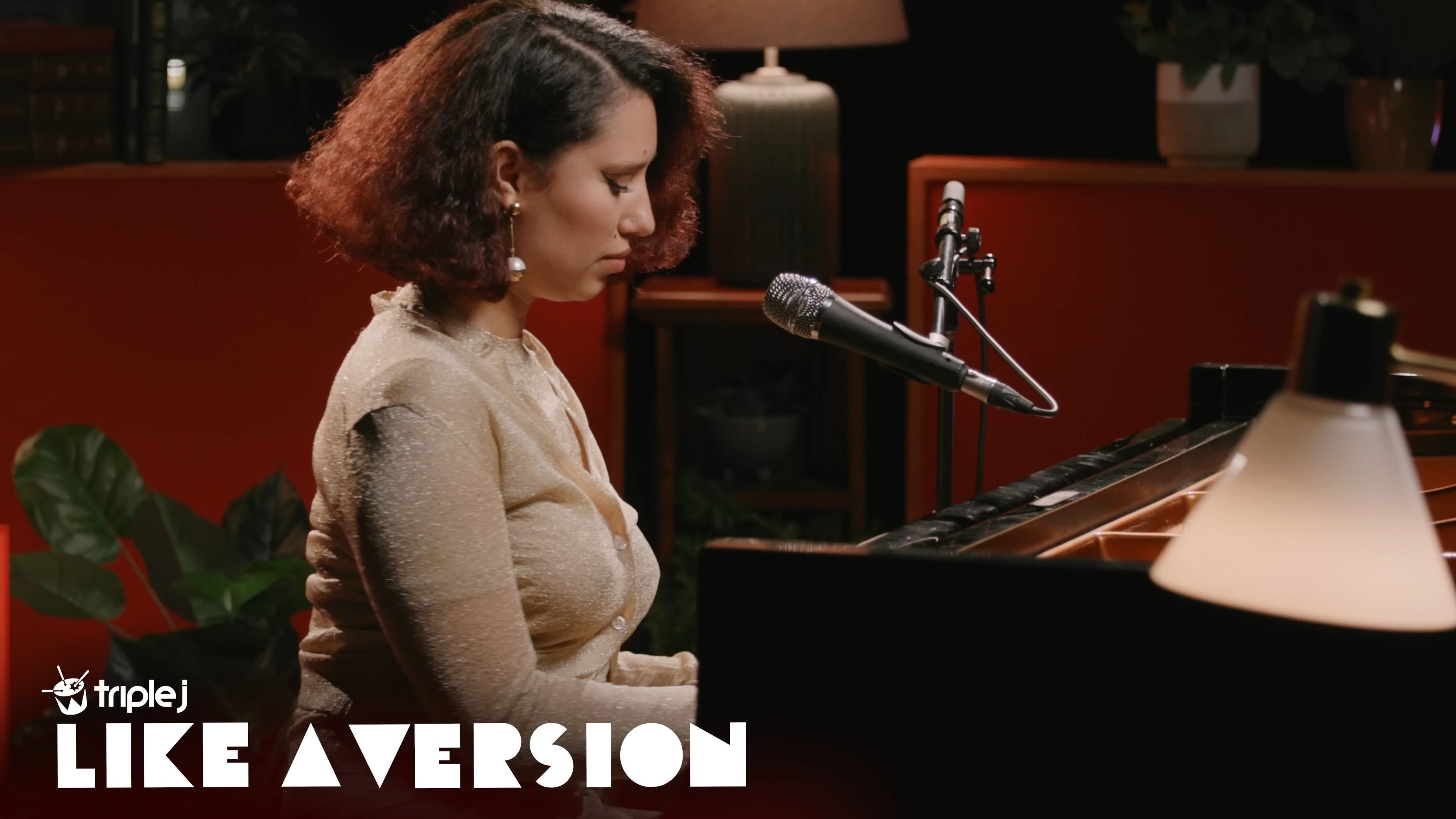 RAYE - Escapism. (live for Like A Version)-bilibili(B站)无水印视频解析——6li6在线工具箱