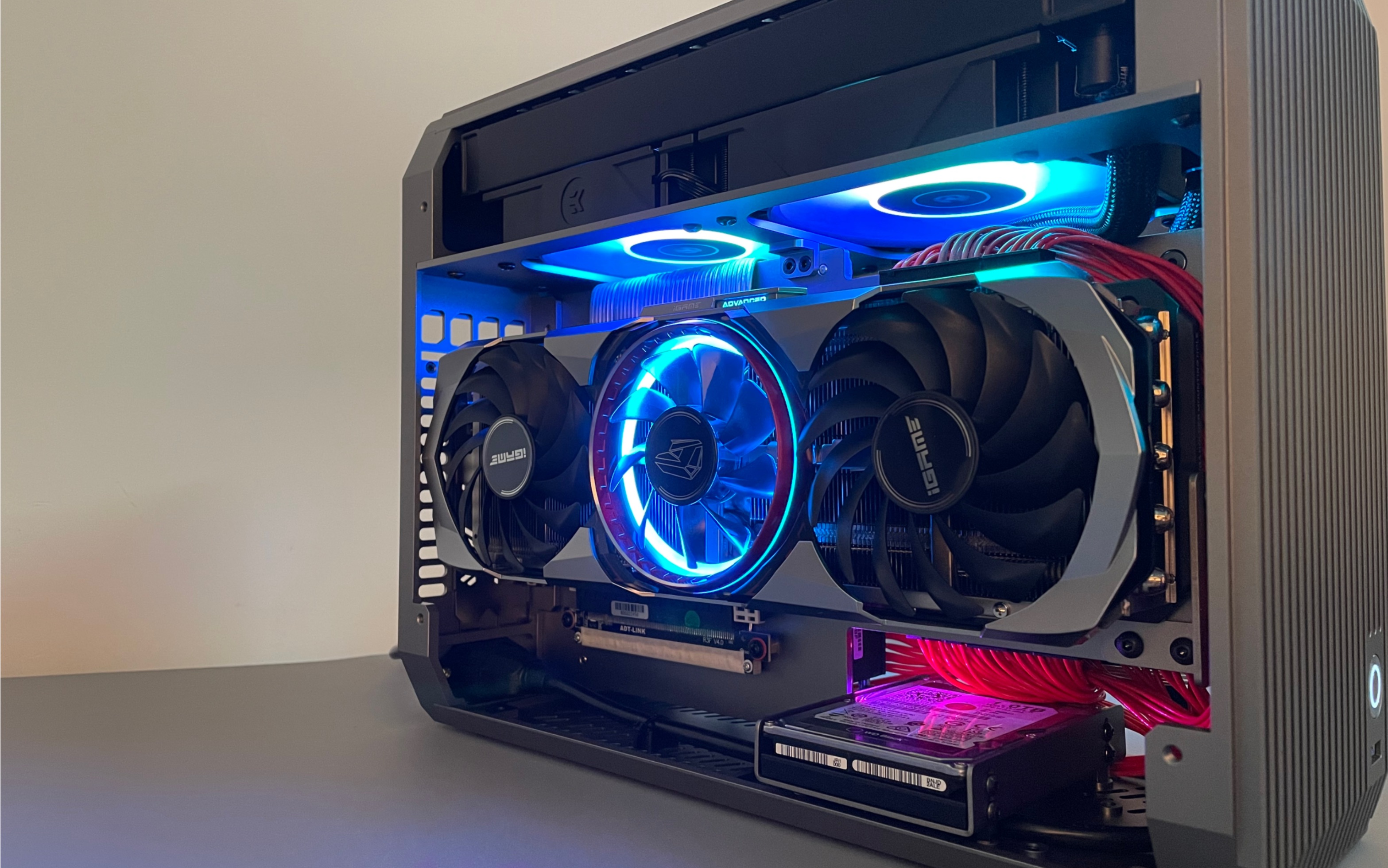 不要问题机箱是哪一款，据说己停产，不要问我温度能不能压住，外接压缩机主打一个酷！