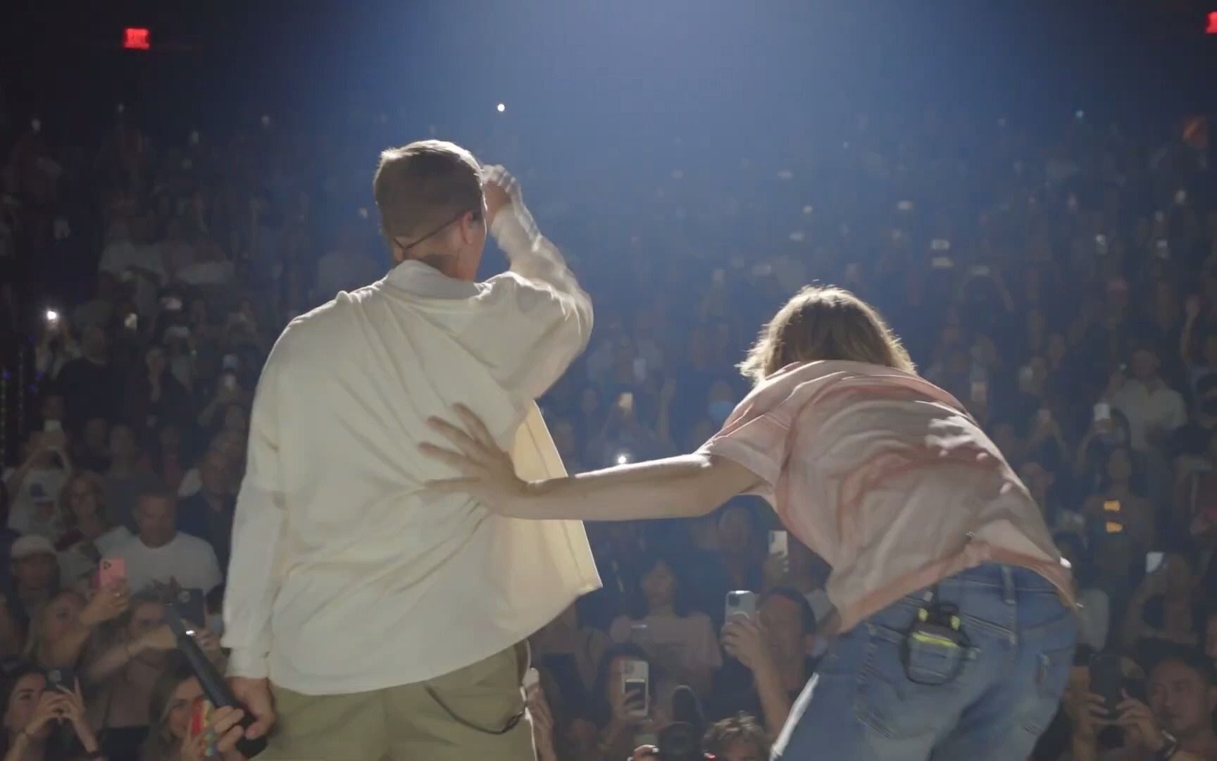 The Kid LAROI, Justin Bieber - Stay (Live Performance)_哔哩哔哩_bilibili