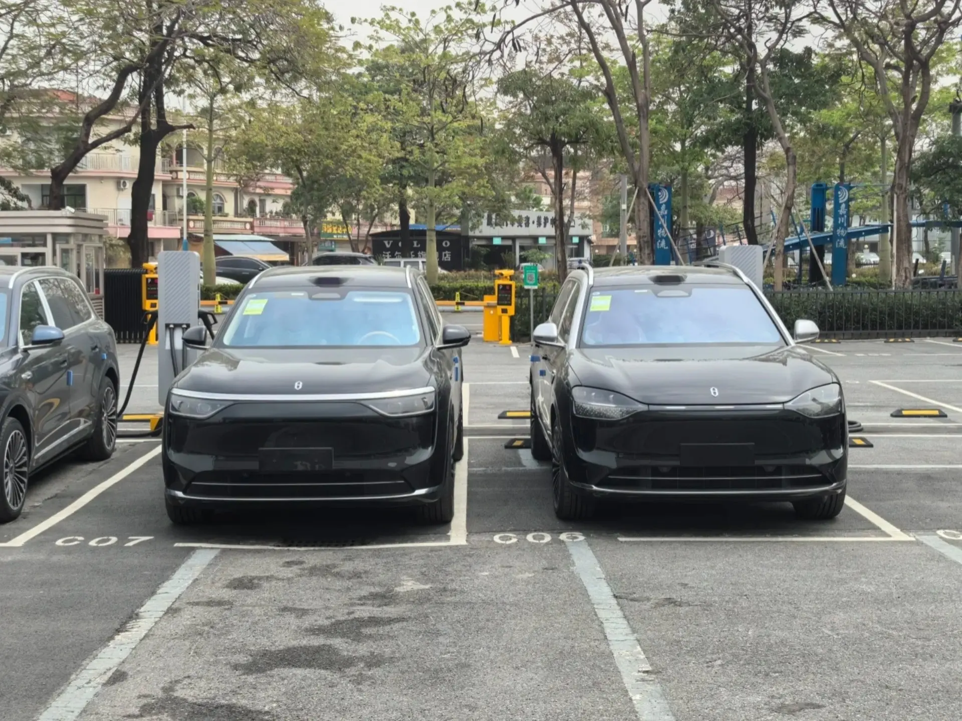 问界M8与M9放一起，你觉得谁更帅呢？_哔哩哔哩_bilibili