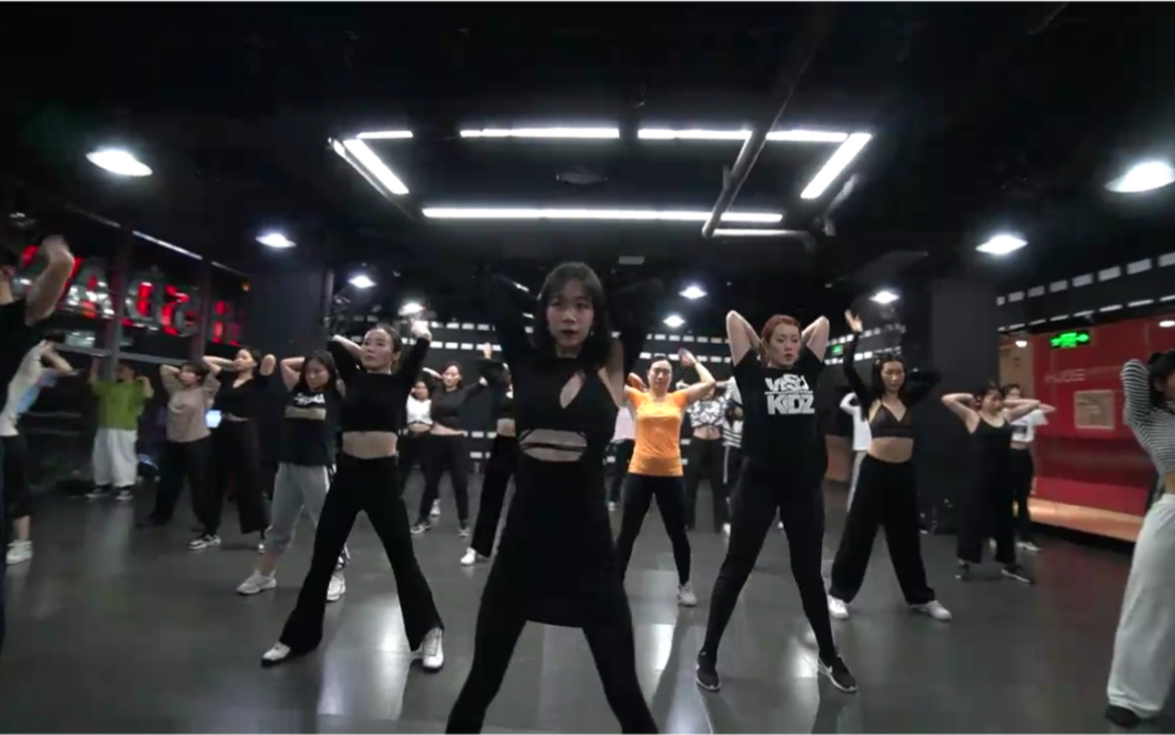 跳Waacking的小姐姐都超有气质哦 这就是街舞范范老师Waacking基础课_哔哩哔哩_bilibili