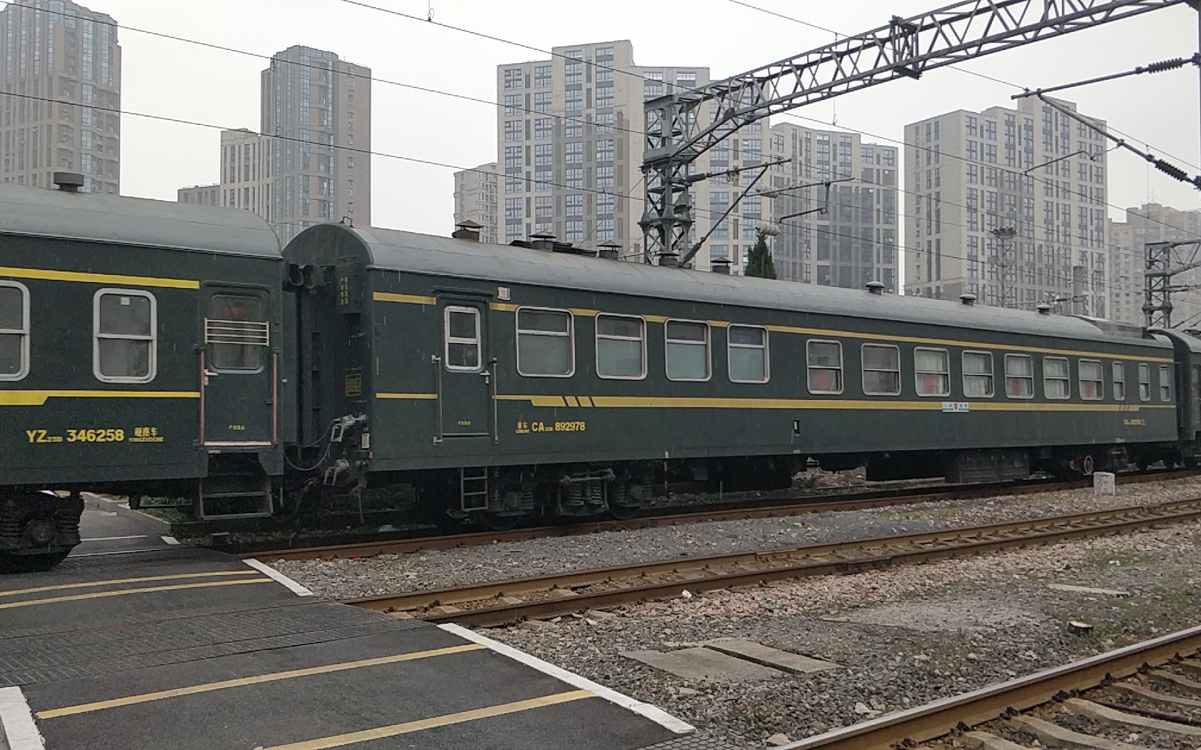 【铁路随拍】 非空调绿皮25B大列 YW25B/CA25B/YZ25B 03215车底被上海站DF7G站调推向上海客技站_哔哩哔哩_bilibili