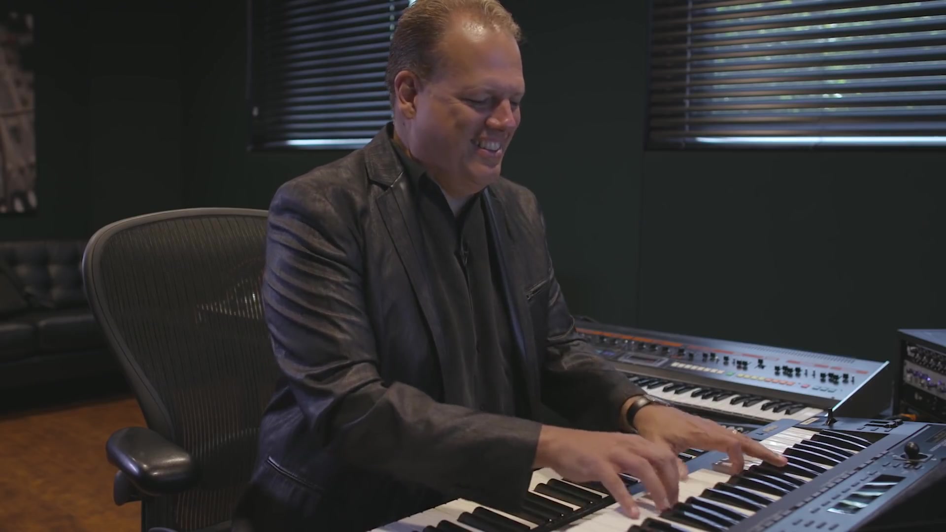 【Roland 50周年系列】Eric Persing 演奏 Roland 传奇合成器 D-50 并分享喜悦时刻_哔哩哔哩_bilibili