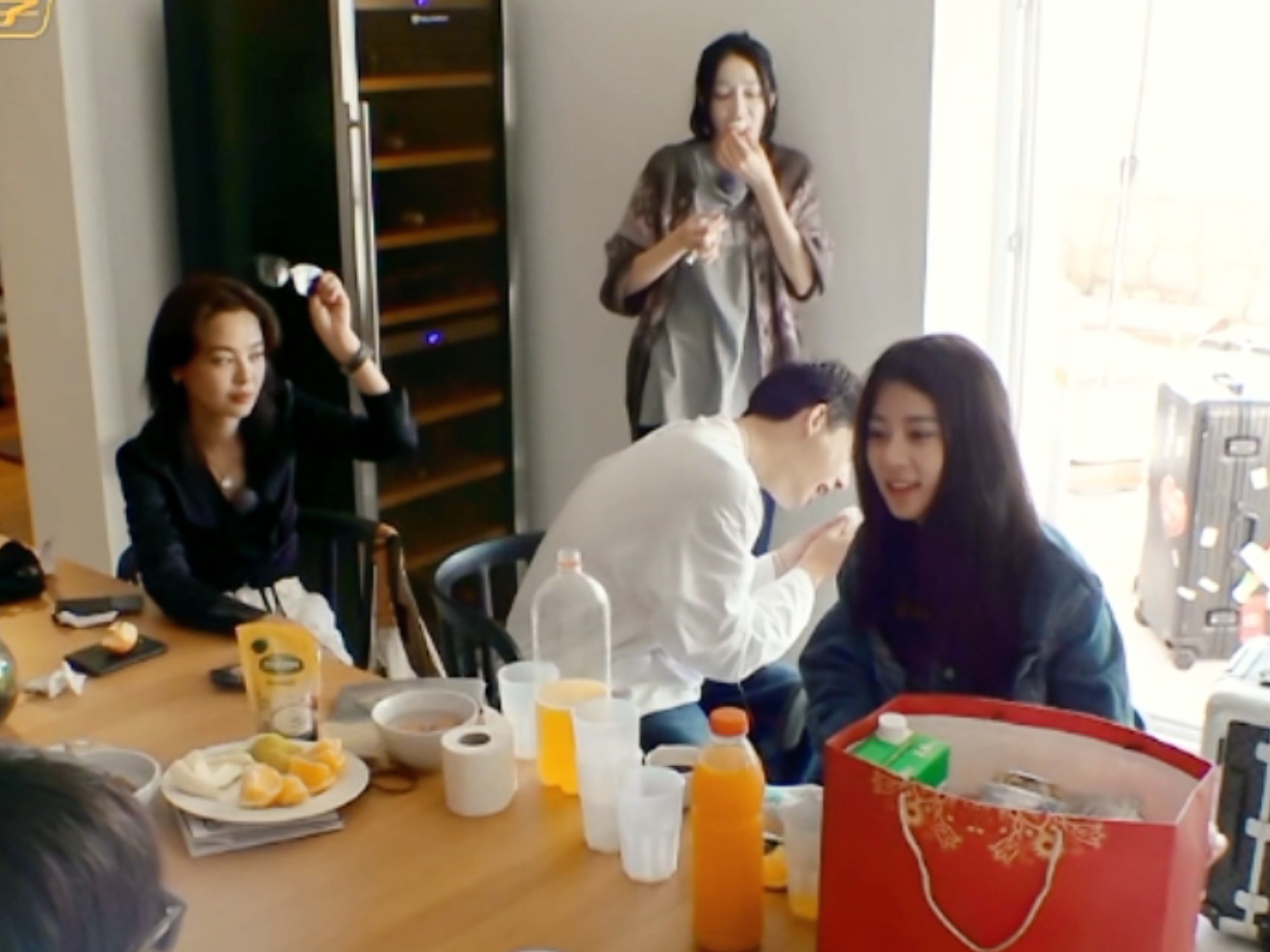 笑疯，他们光吃饭聊天就有笑点，什么时候看到老王哥打喷嚏这段能不笑-哈哈haahh-哈哈haahh-哔哩哔哩视频