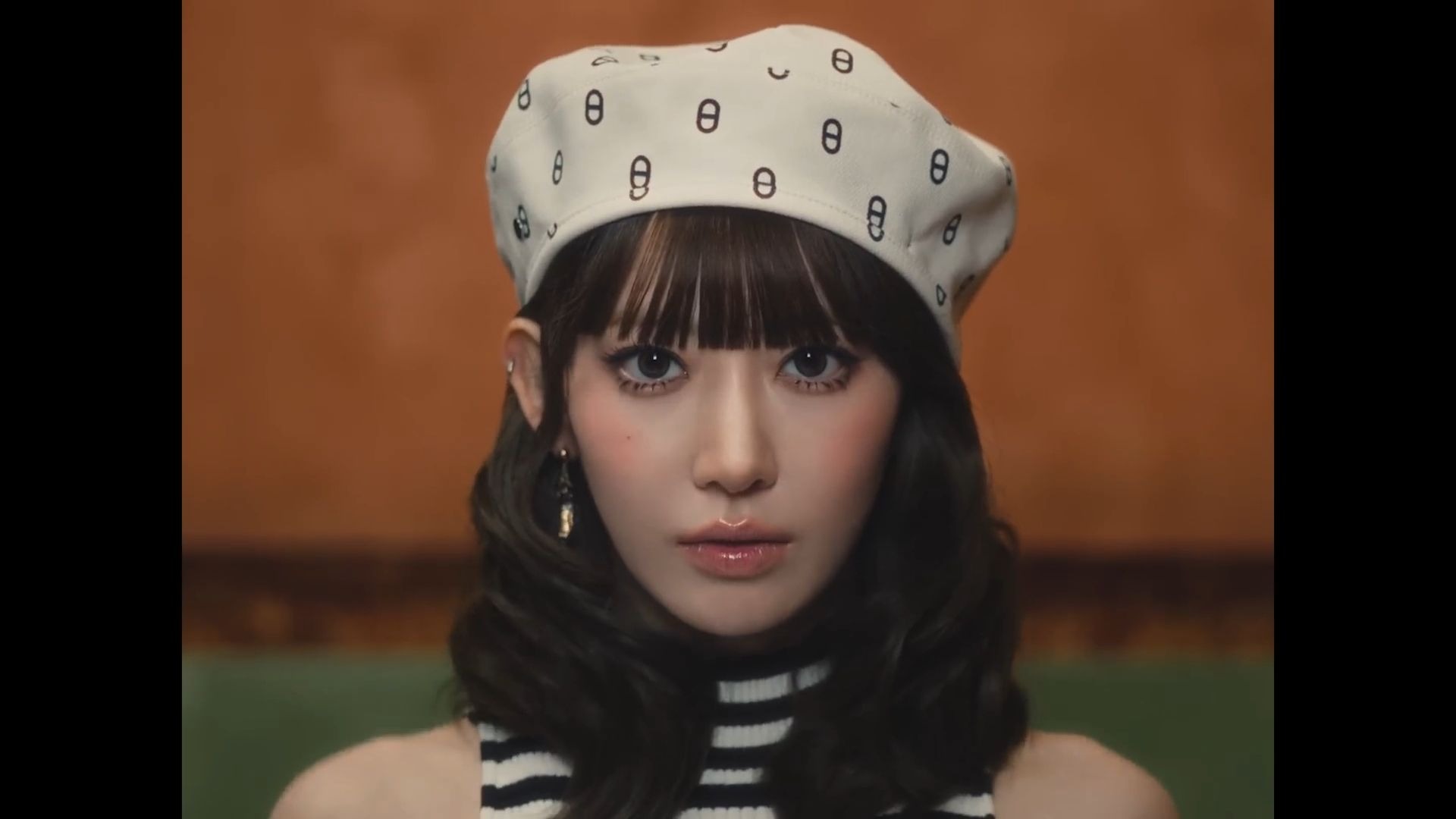 LE SSERAFIM收录曲Come Over MV公开-泪触我心弦-lesserafim-哔哩哔哩视频