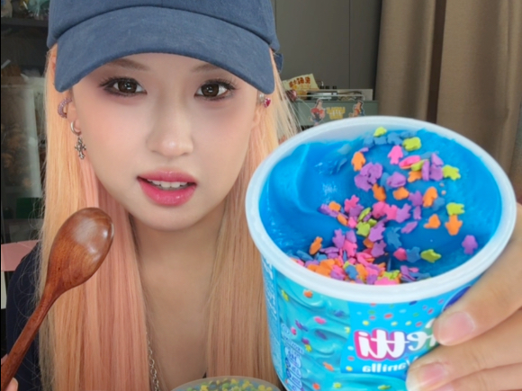 美国人爱吃甜食？！外网很火的彩色糖霜试吃！！-魏明儿Minger-魏明儿Minger-哔哩哔哩视频