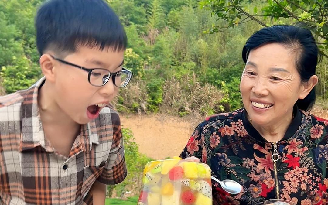 给小外孙比脸还大的超级果冻！QQ弹弹真是太爽了。-潘姥姥-潘姥姥-哔哩哔哩视频