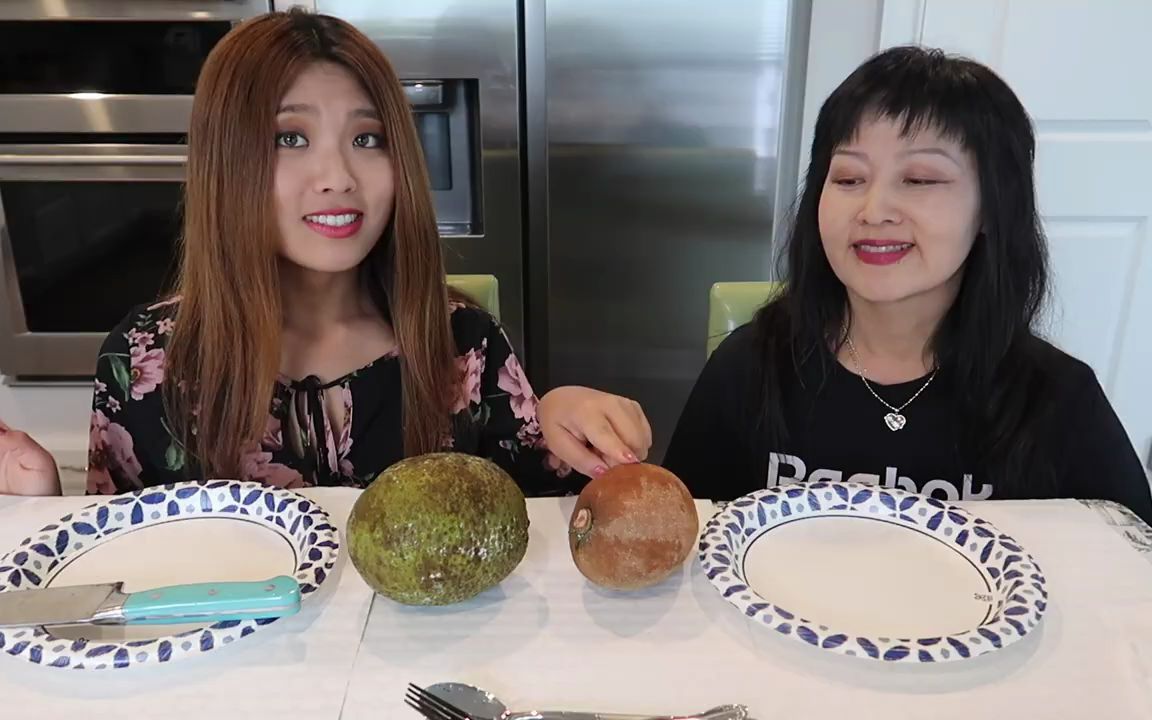 【Kim&Liz】母女尝试水果最终以面条结尾_哔哩哔哩_bilibili