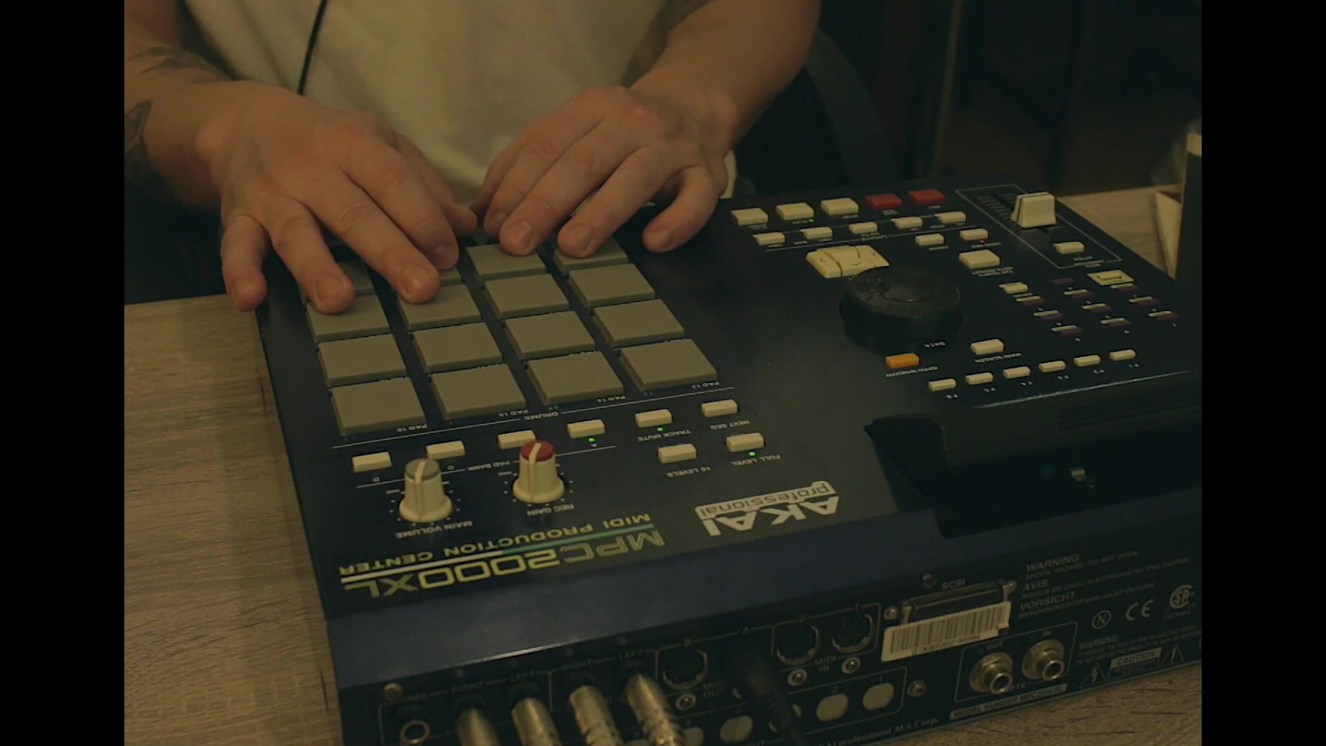 Making a Beat on the Mpc 2000XL_哔哩哔哩_bilibili