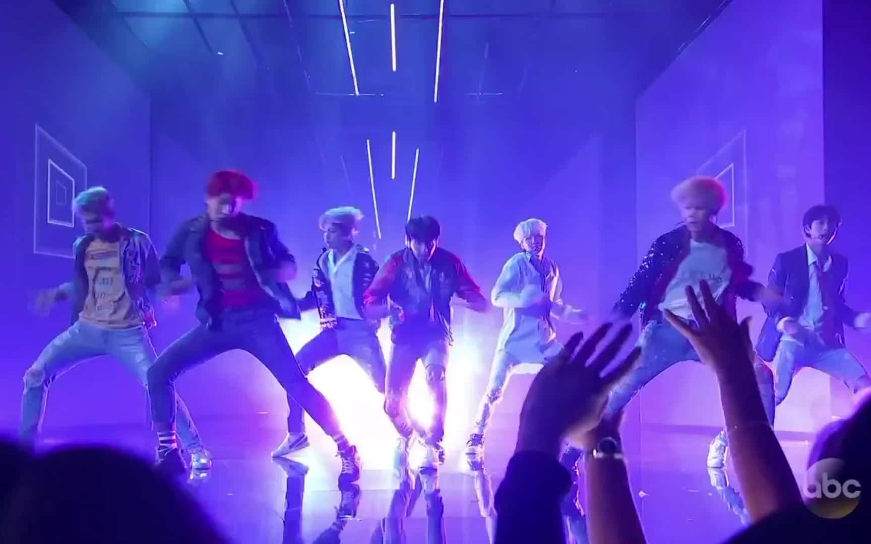 BTS - 'DNA' (Live at the AMA's 2017)_哔哩哔哩_bilibili