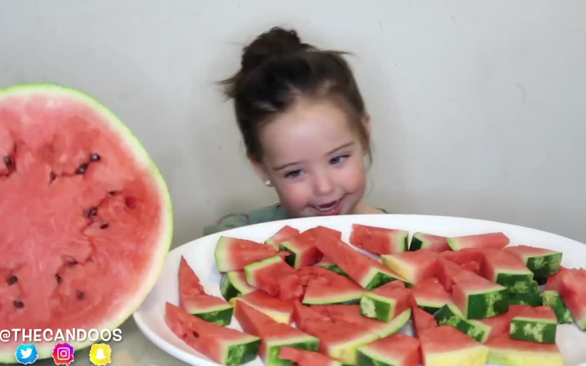 【EATING with the CANDOOS 天使小可爱吃播】--吃西瓜，要不要这么可爱_哔哩哔哩_bilibili