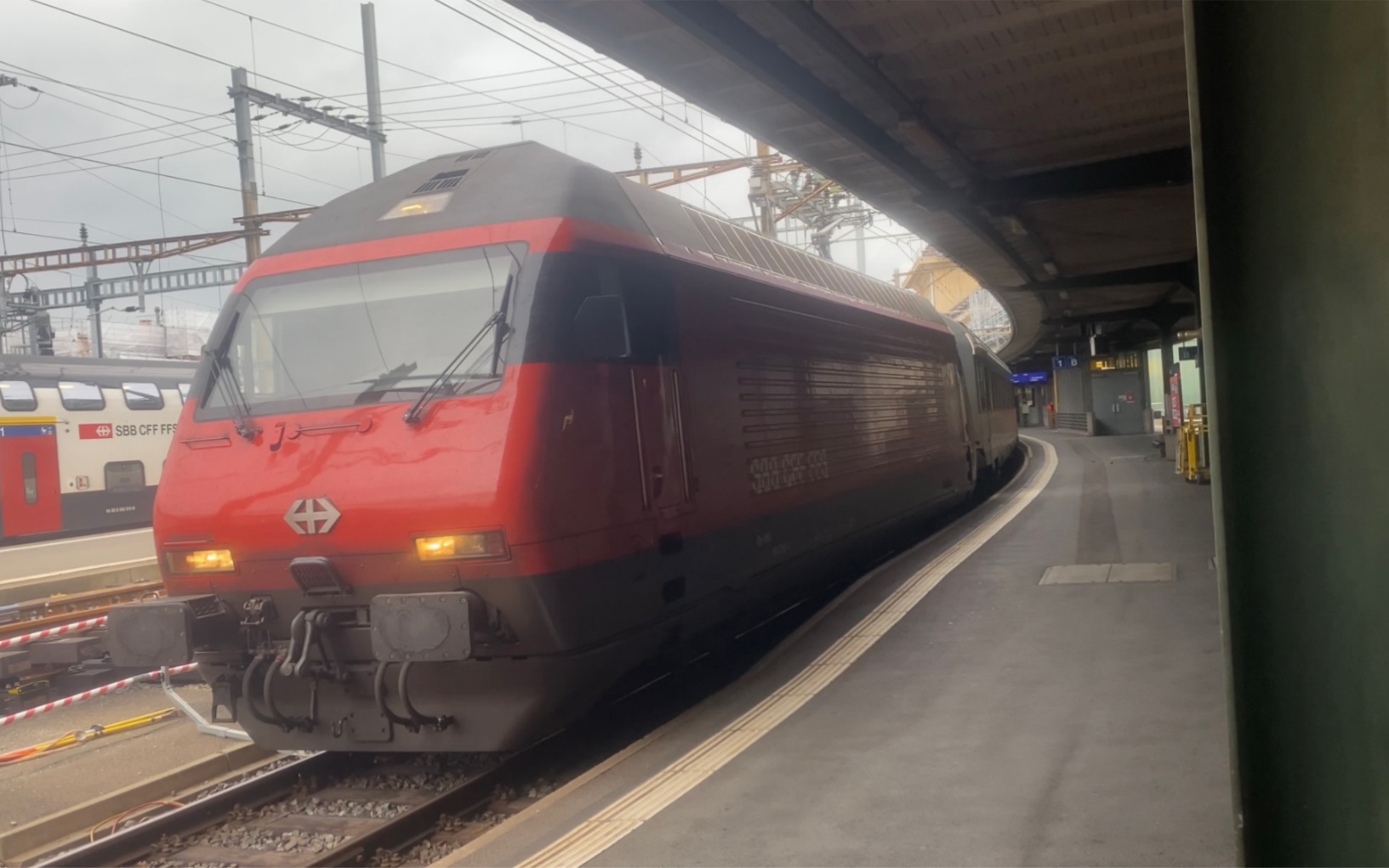 瑞士联邦铁路RE460电力机车动集IR15线Luzern卢塞恩方向列车Lausanne洛桑车站出站发车_哔哩哔哩_bilibili