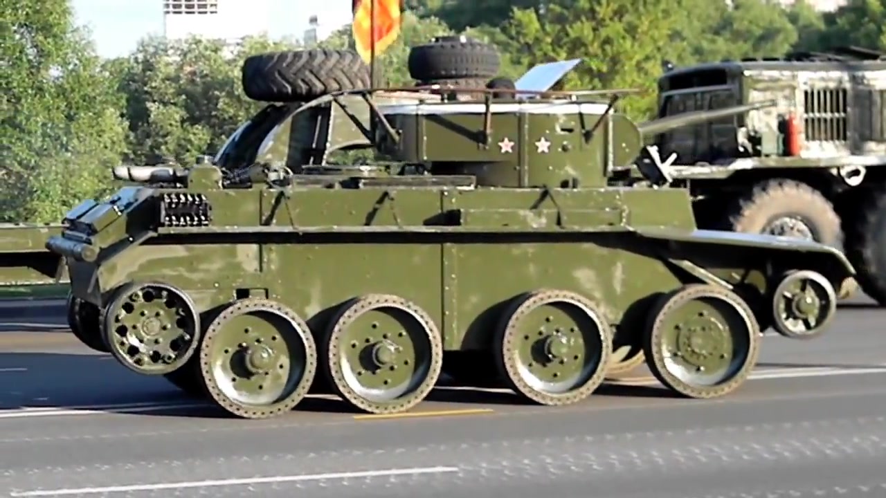 BT-7坦克无履带。（近景和远景拍摄）_哔哩哔哩_bilibili