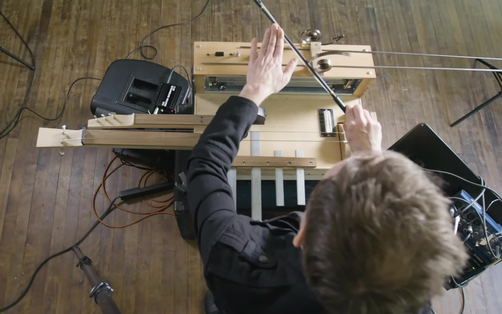 【慎入！声音怪物——恐惧引擎“Apprehension Engine” 】恐怖电影作曲家马克·科文（Mark Korven）定制声音机器_哔哩 ...