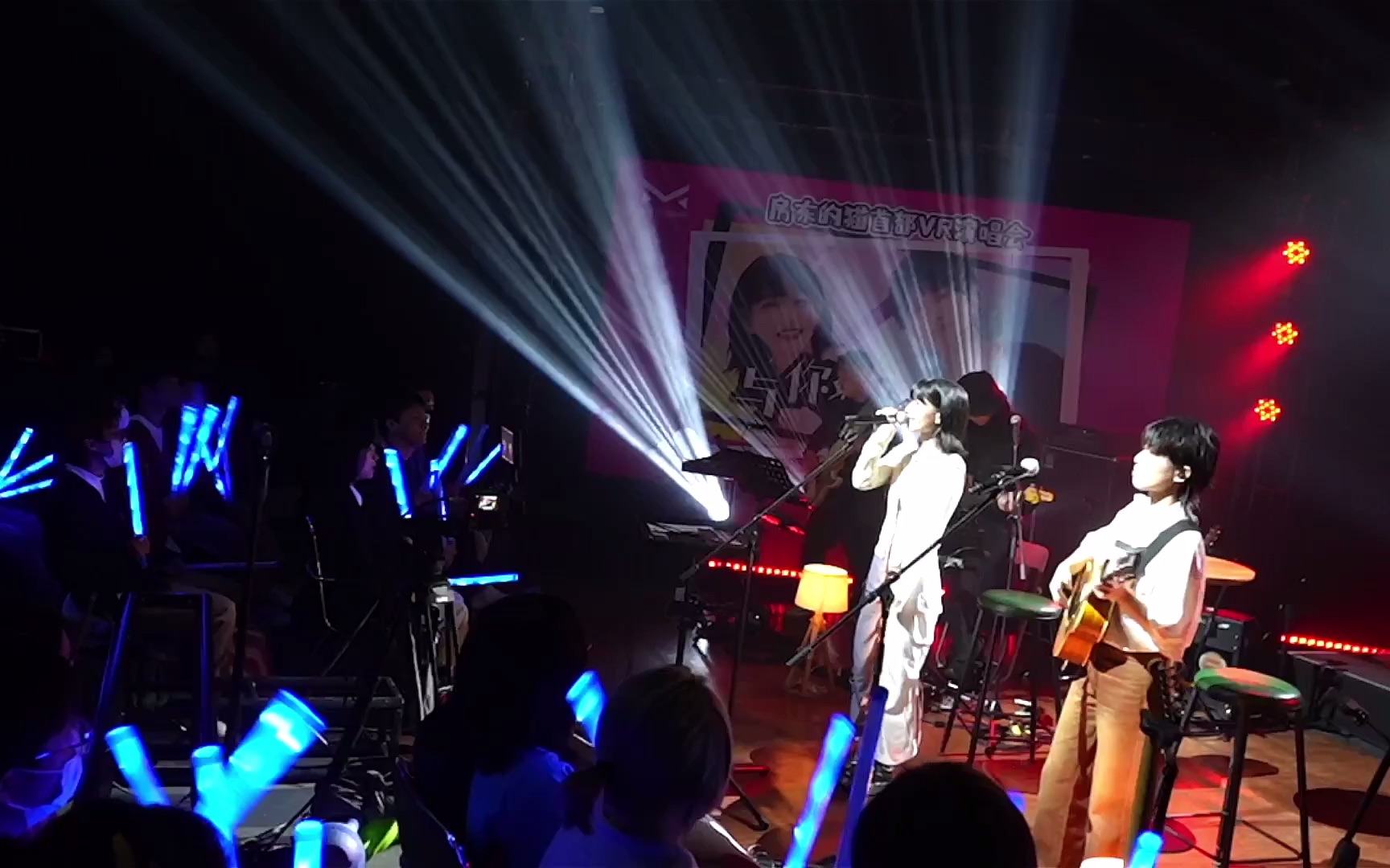 【房东的猫】VR演唱会｜很开心以这个特别的方式跟大家见面，我们的首场VR演唱会来啦！-房东的猫_FDDM-房东的猫_FDDM-哔哩哔哩视频