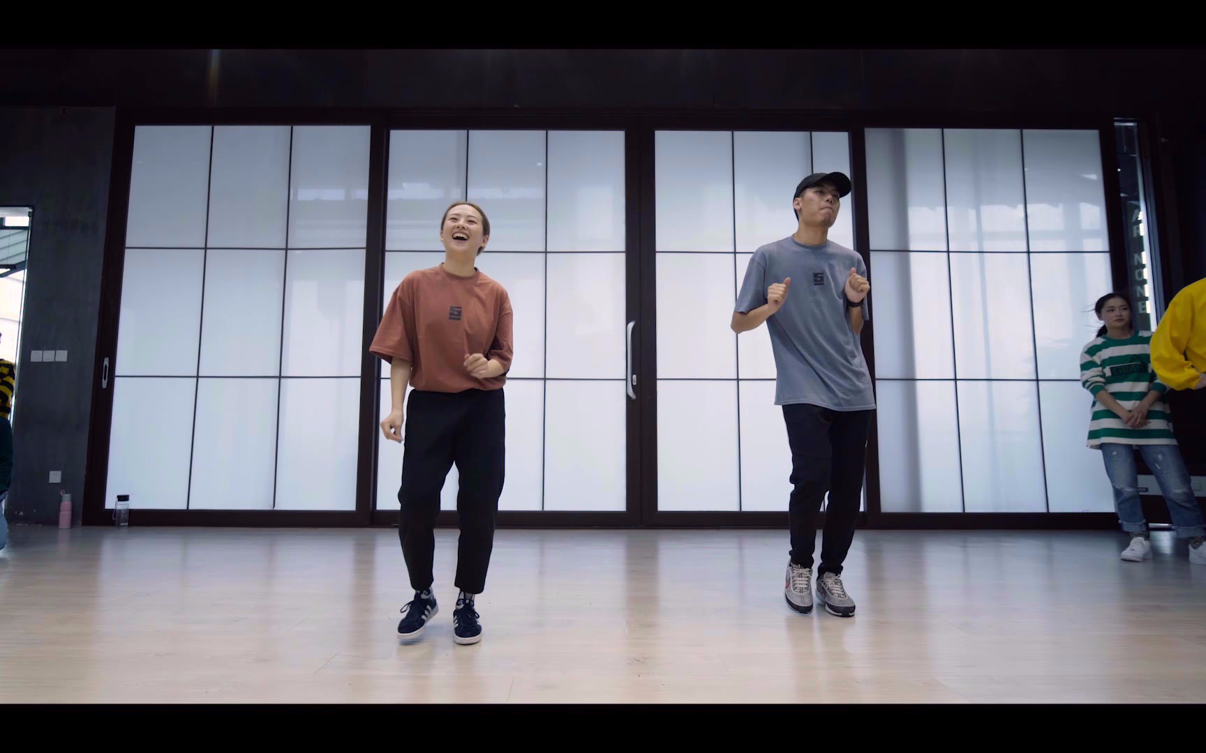 「Abby x Trevor」Follow - Tom Misch/Laura Misch 课堂视频_哔哩哔哩_bilibili