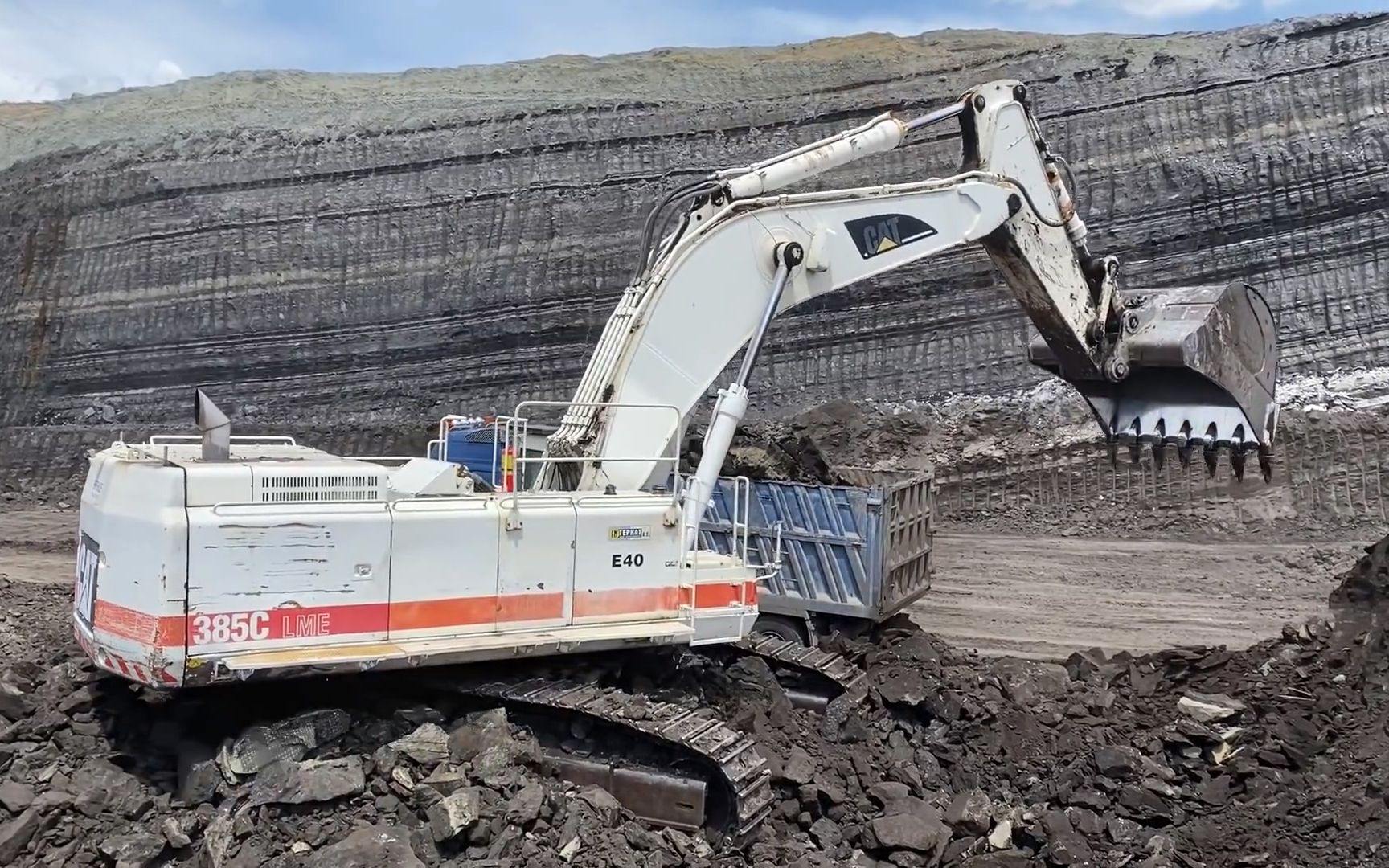 【Mega Machines Channel】卡特彼勒Caterpillar 385C挖掘机挖煤装车_哔哩哔哩_bilibili