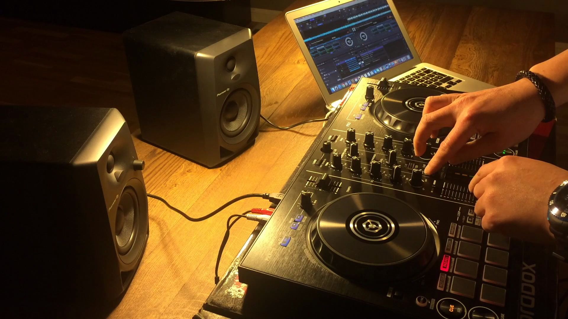 先锋DJ/DM-40四寸两分频有源音箱：打碟专用小钢炮_哔哩哔哩_bilibili