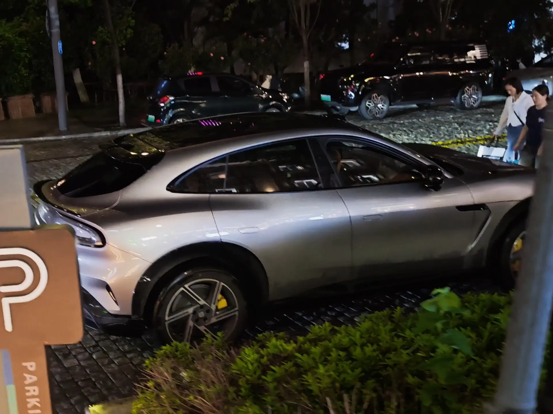 见到小米YU7银色实车了，真帅_哔哩哔哩_bilibili