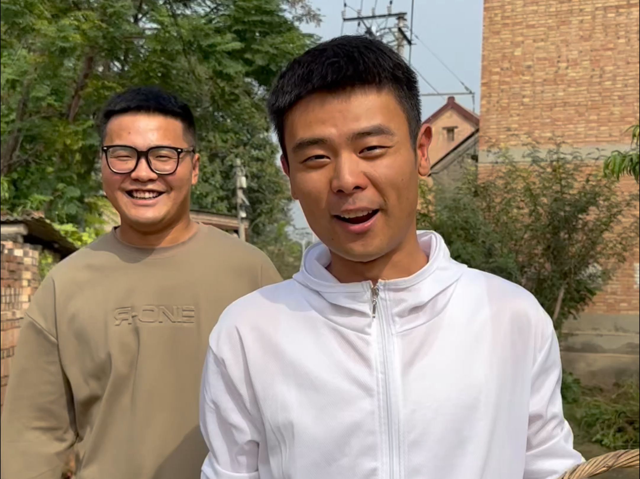 石磨手工韭花酱，农村散养的小羊，秋天贴秋膘儿，喊上街坊邻居甩上几片烩面，那是真带劲！铁娃带大家感受我们河南的热闹呢村庄-铁娃二弟-铁娃二弟-哔 ...