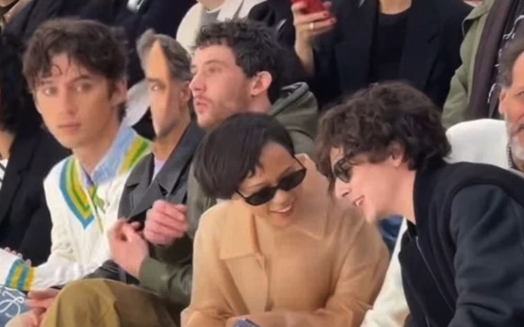 头排看秀｜欧美G圈天团，官方带头嗑CP！巴黎时装周-LOEWE 2023秋冬男装秀-AHALOLO-AHALOLO-哔哩哔哩视频