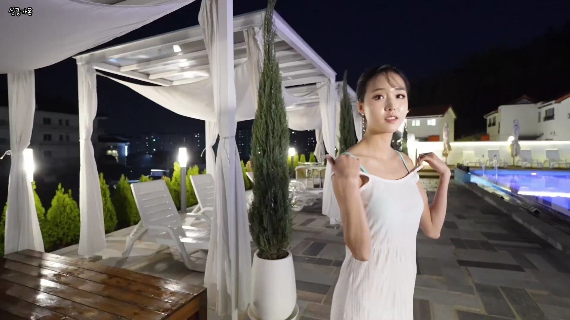 【金佳温 GaonKim】【2025年4月7日】深夜泳池漫步-又一件皇后的新衣-又一件皇后的新衣-哔哩哔哩视频
