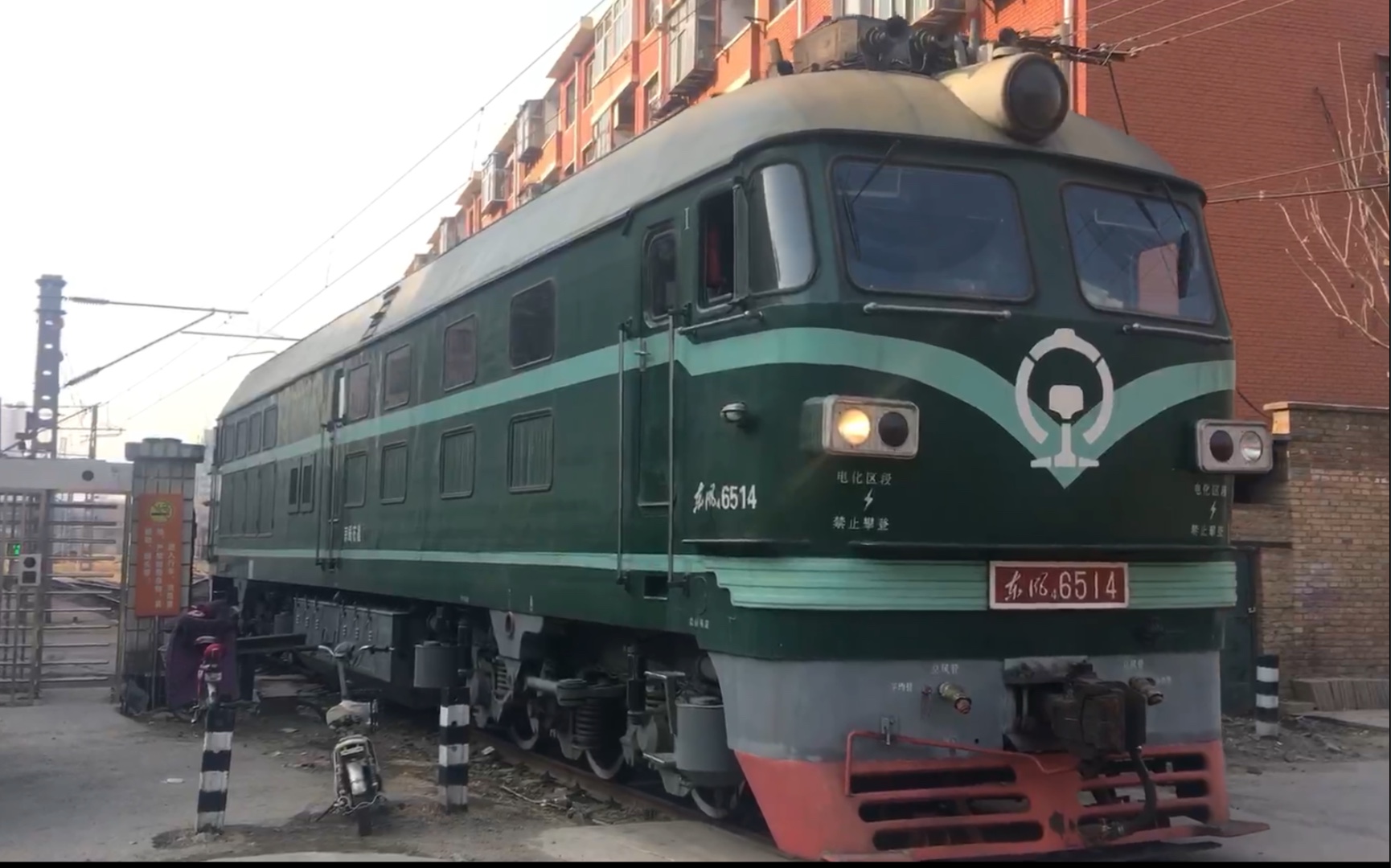 『铁路』近距离观赏DF4B！京局石段DF4B6514出保定运用车间_哔哩哔哩_bilibili