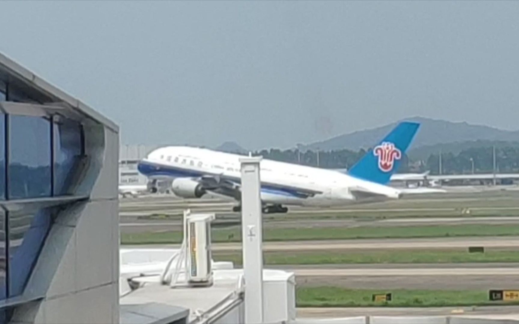 【南航A380～起飞】2019的那个夏天，南航A380“广州→北京”航班在T2航站楼滑出起飞_哔哩哔哩_bilibili