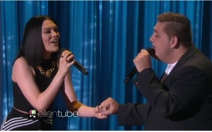 Flashlight---Jessie J与网友现场合唱_哔哩哔哩_bilibili