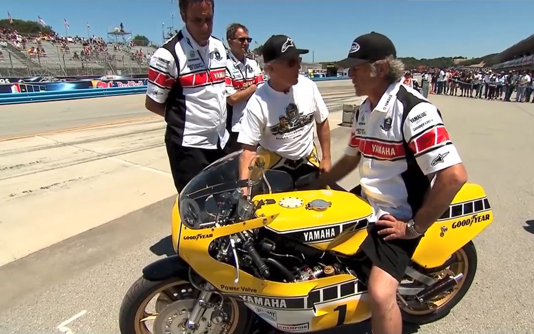 【中文字幕】三届世界冠军 Kenny Roberts再次骑上他的1980 Yamaha YZR500_哔哩哔哩_bilibili