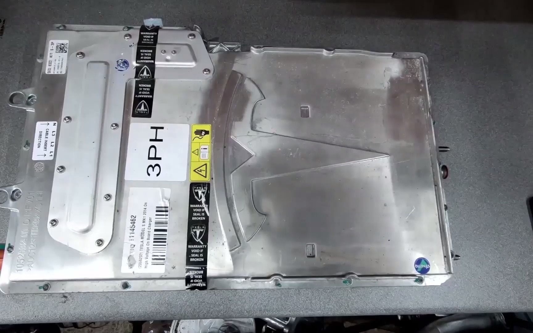 特斯拉Tesla Model S车载充电机OBC原来长这样！—新能源汽车维修_哔哩哔哩_bilibili