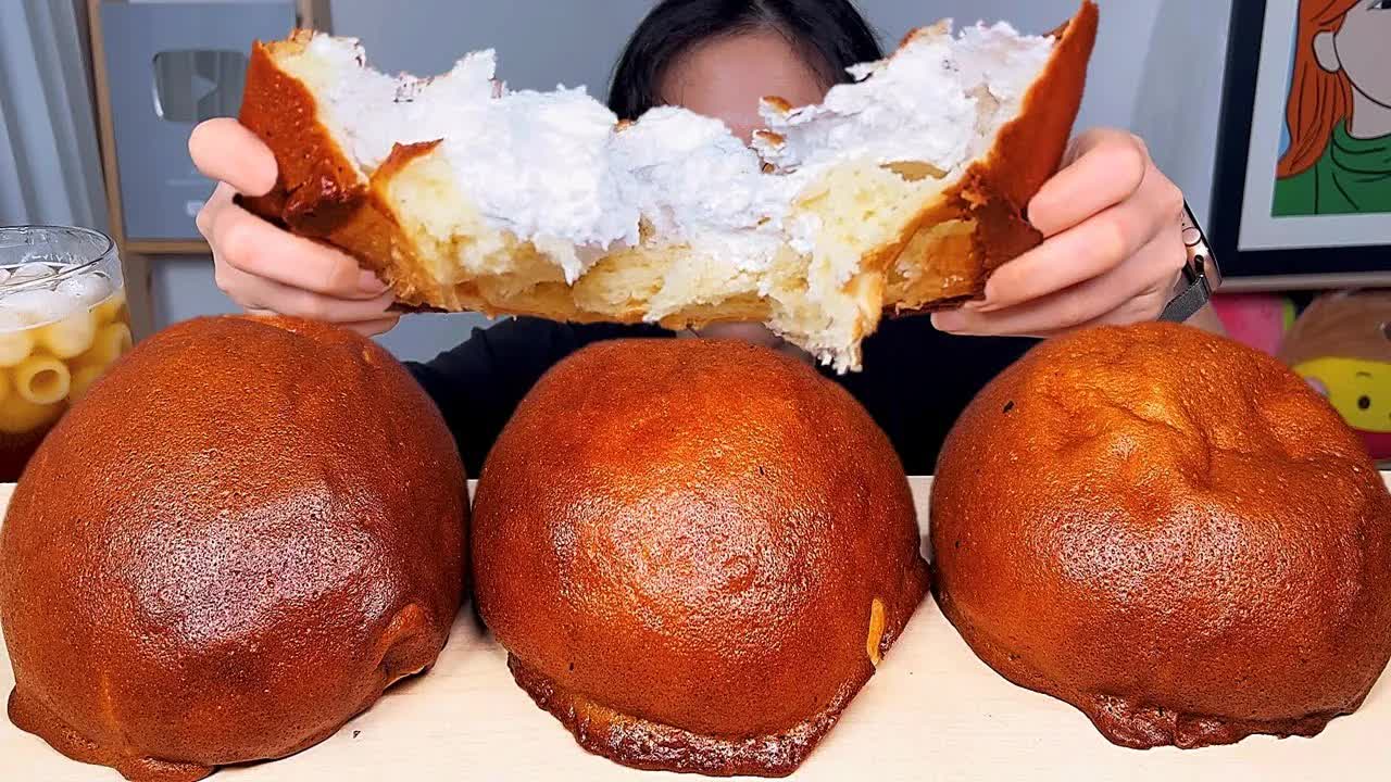 ☕🍞Mega bun, Big mocha bun, Coffee bun, Fresh cream, Mega bun Eating ...