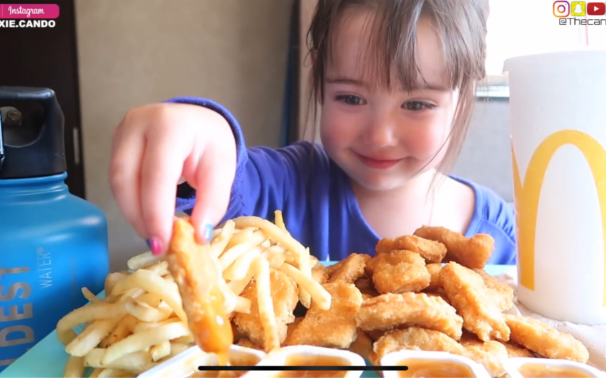 【candoos 家庭】中字 超级可爱的小妹吃麦当劳鸡块 薯条 ｜ 小妹长大好漂亮_哔哩哔哩_bilibili