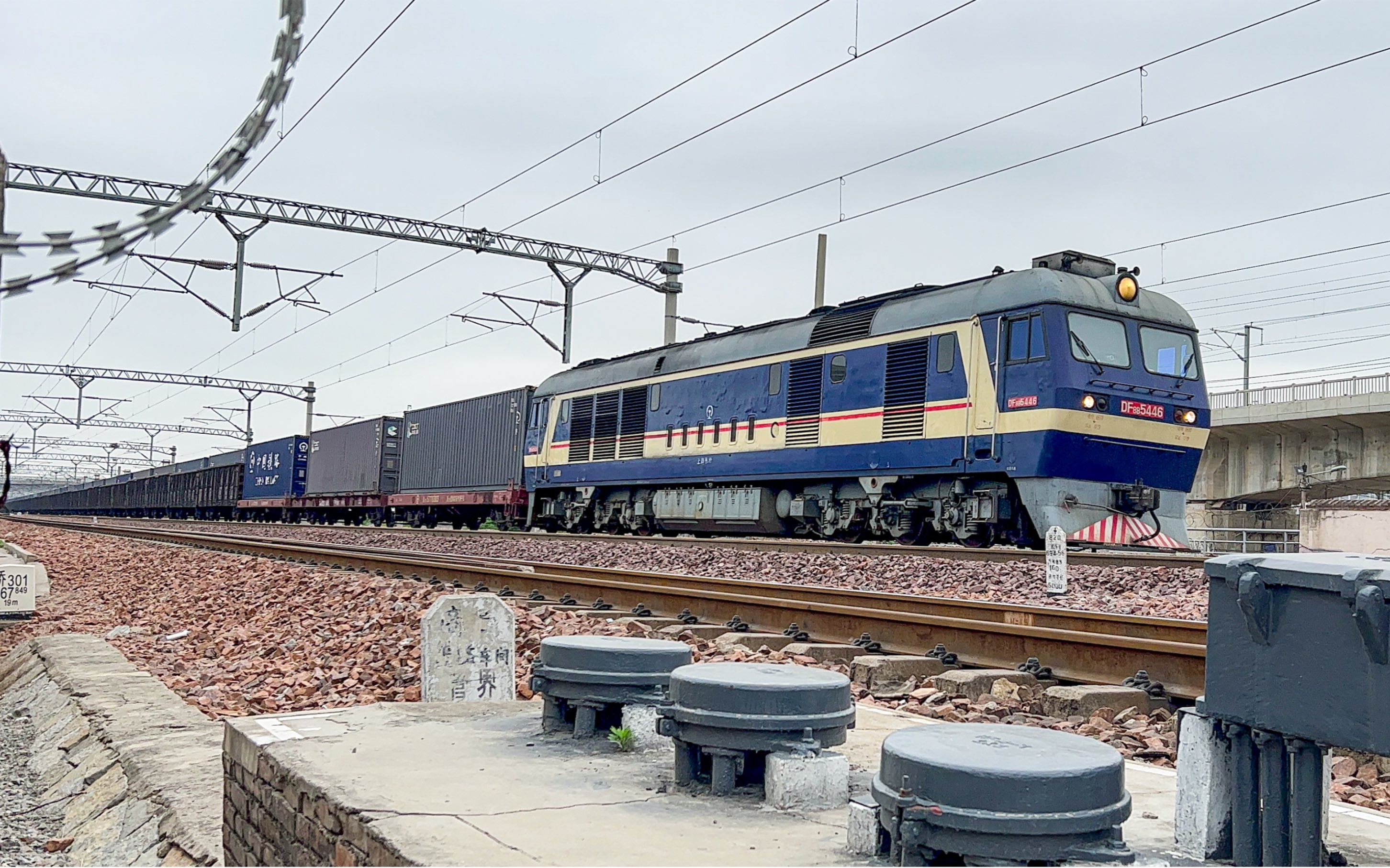 【内燃拉直货】上局徐段DF8B 5446牵引18162次(阜阳北～徐州北)减速通过陇海线上行 北东闸接近_哔哩哔哩_bilibili